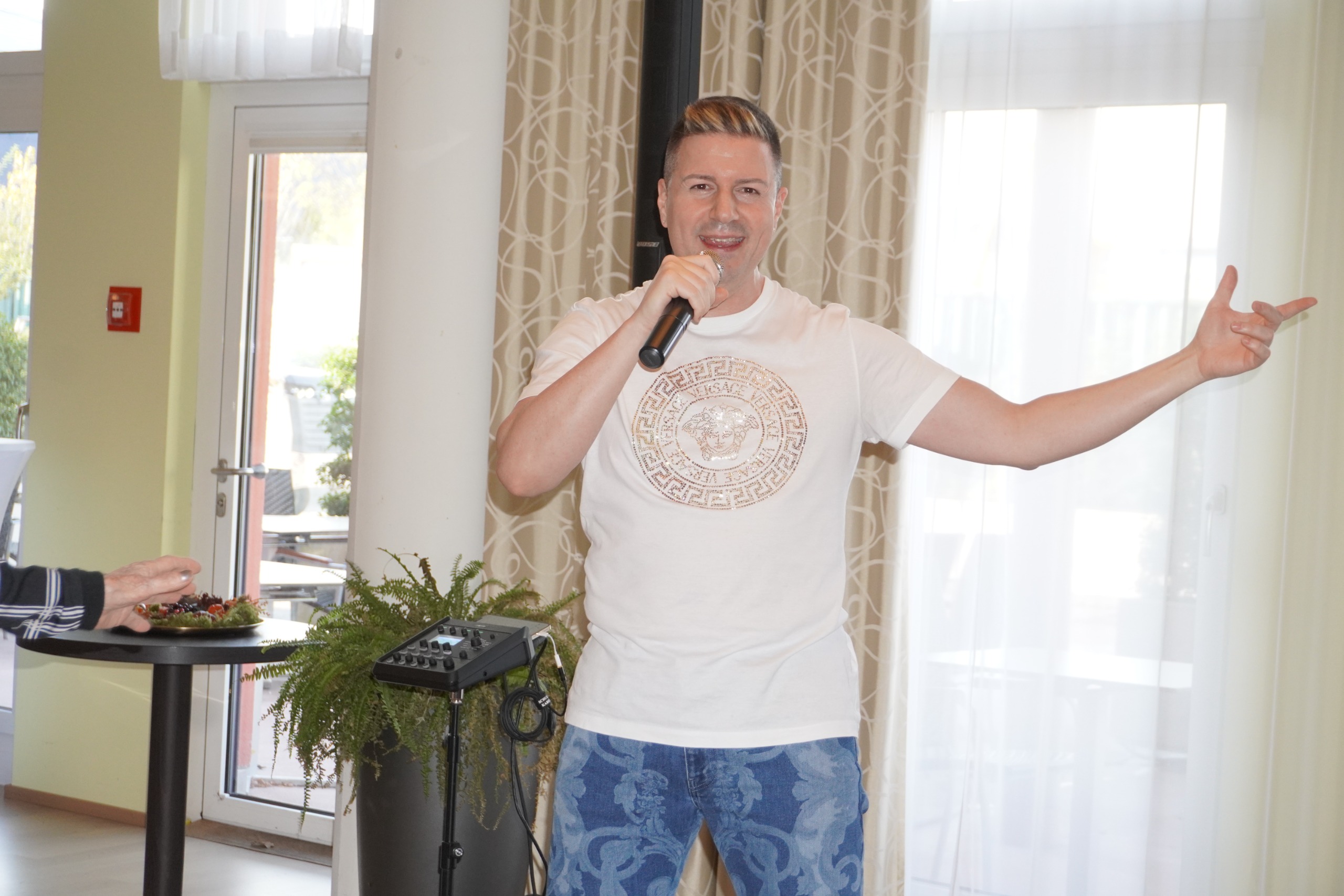 Heiterer Schlager-Nachmittag mit Claudio De Bartolo – Senevita